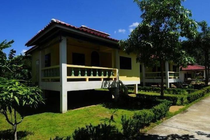 رزرو هتل (New Sunrise Village Bang Po Beach) جزیره کو سامویی | فلای‌تودی